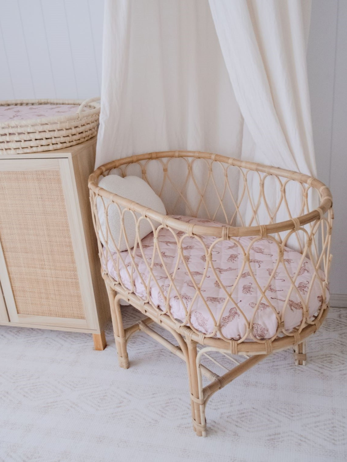 Bambella Waterproof Fitted Bassinet Sheet | Queen of the Jungle ...